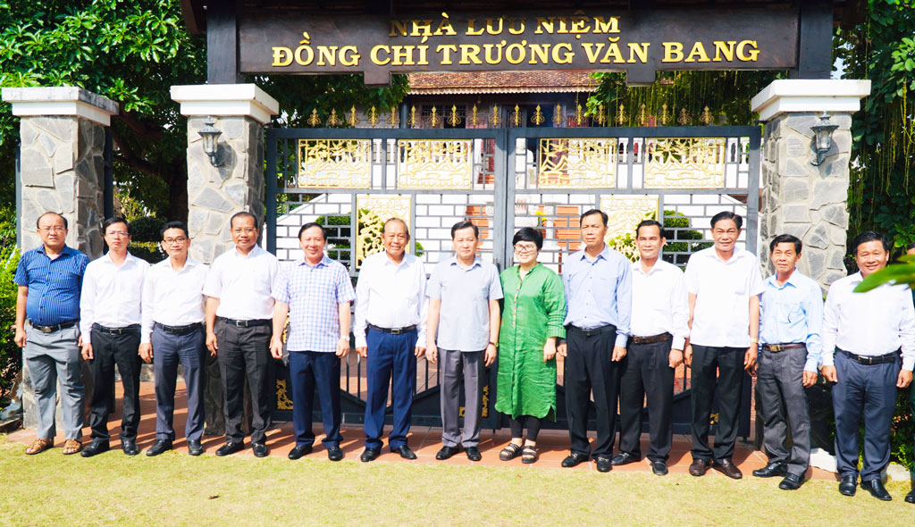 Secretary of Party Central Committee, Deputy Prime Minister - Le Minh Khai offers incense at ...